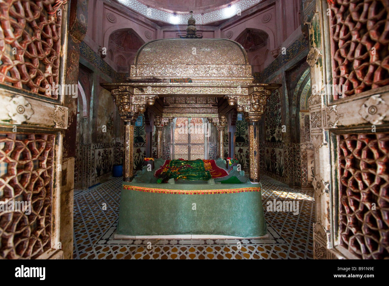 Inside Sheikh Salim Chishti Tomb inside the Friday Mosque in Fatehpur ...