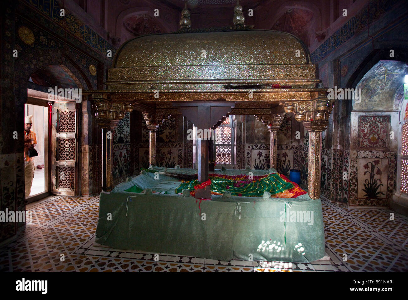 Inside Sheikh Salim Chishti Tomb inside the Friday Mosque in Fatehpur ...