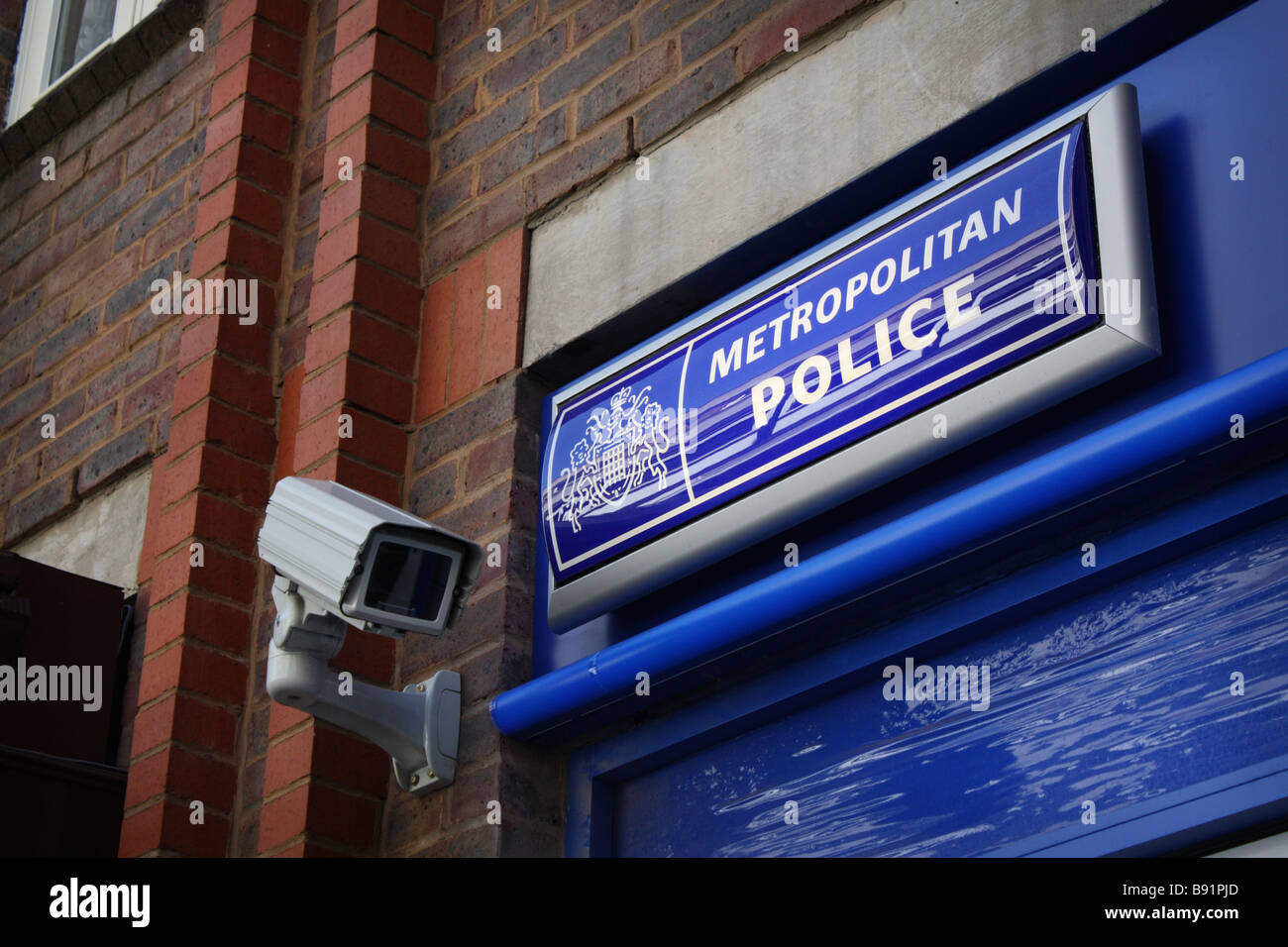 Metropolitan police surveillance camera and sign Stock Photo - Alamy