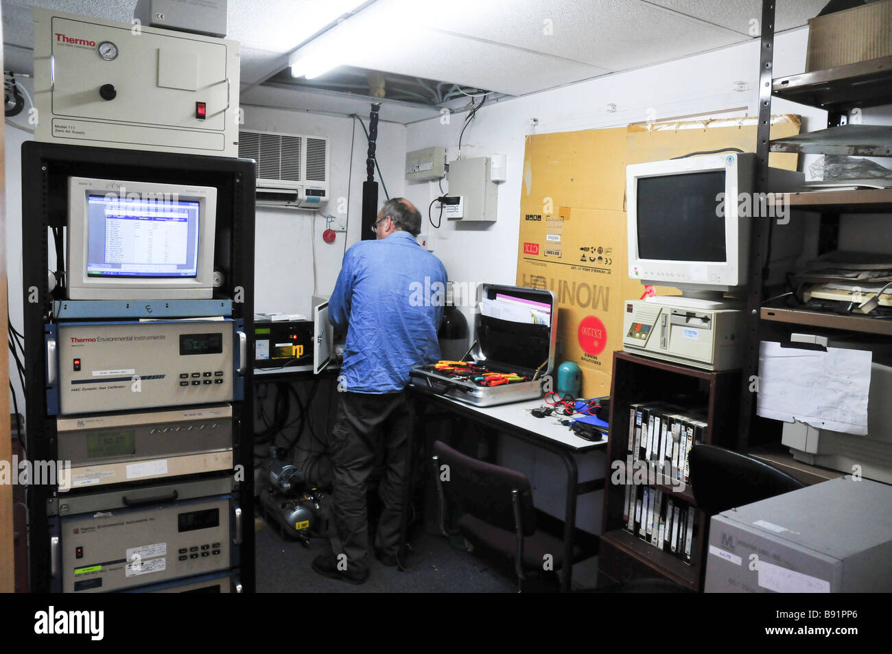 Air pollution monitoring equipment hi-res stock photography and images ...