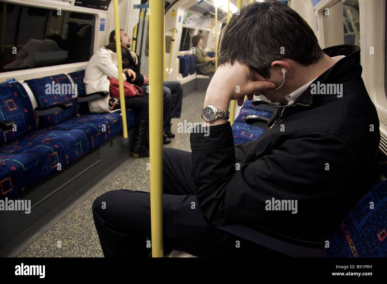 London commuter sleeping hi-res stock photography and images - Alamy