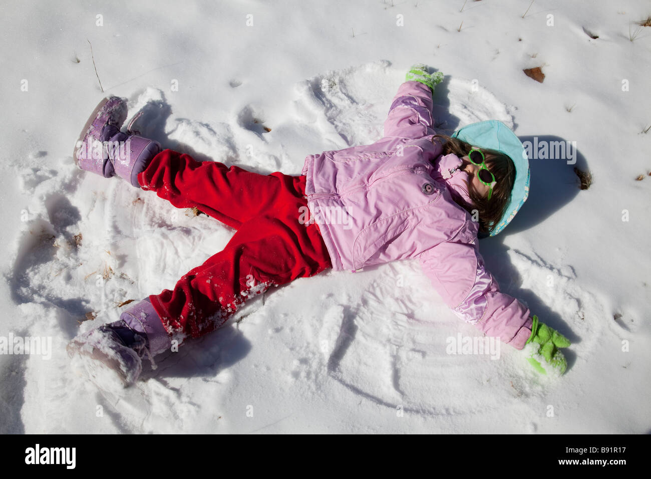 Snow floating down hi-res stock photography and images - Alamy