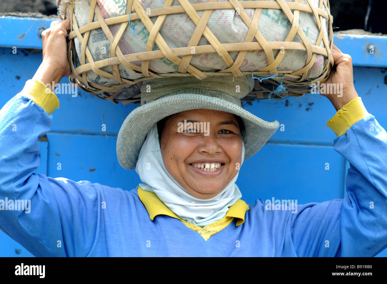 Indonesian construction workers building construction hi-res stock ...
