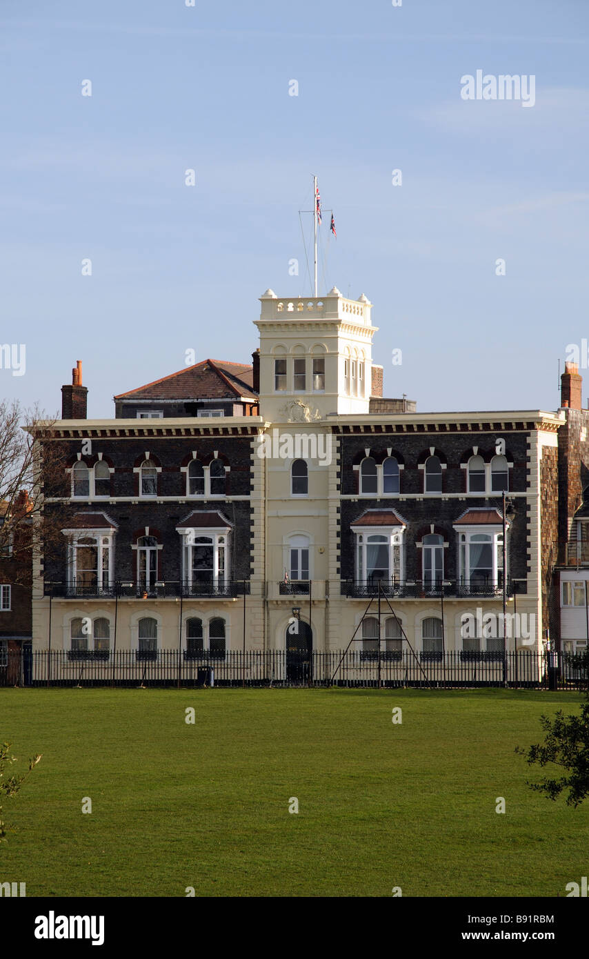 The Royal Navy Club and Royal Albert Yacht Club in Old Portsmouth ...