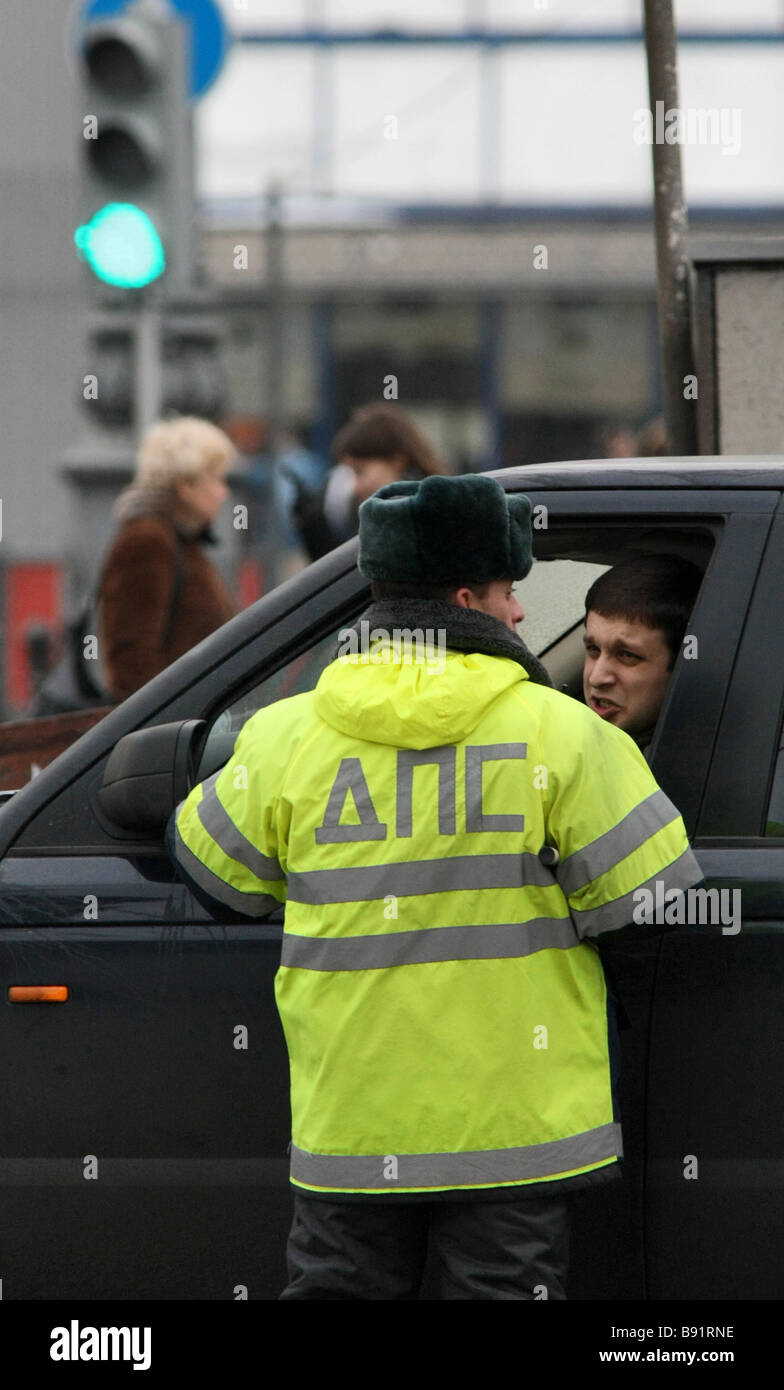 Traffic police routine in Moscow Stock Photo - Alamy