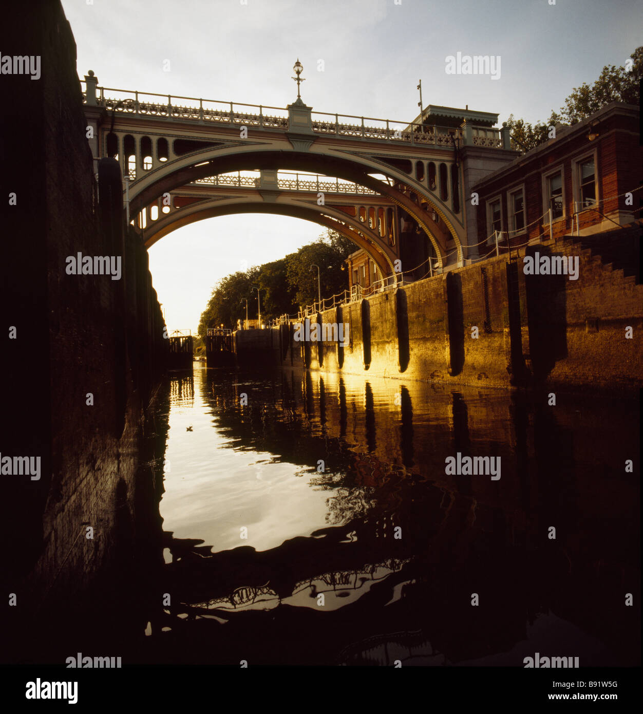 Teddington lock river thames hi-res stock photography and images - Alamy