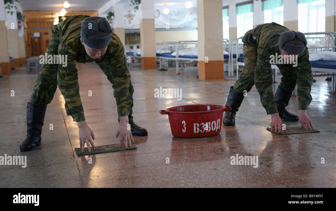 Servicemen washing floors Daily life in the Independent Military ...