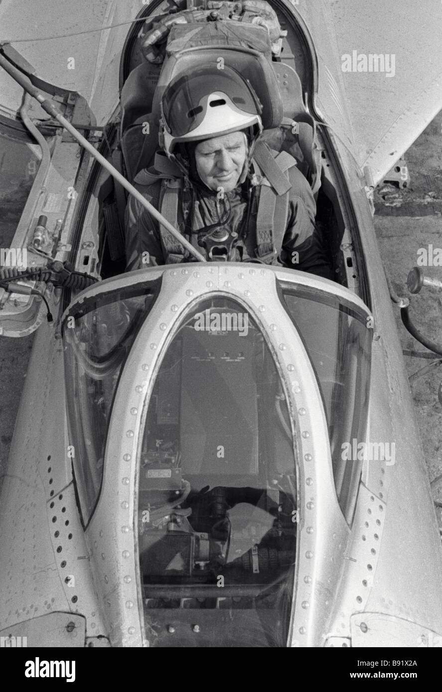 An Aviation Major aboard a fighter aircraft Stock Photo - Alamy