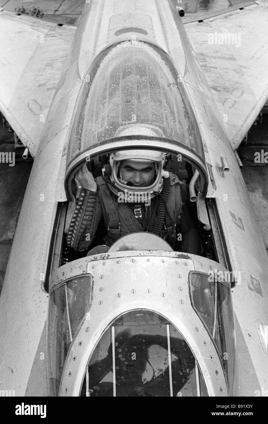 A pilot in the fighter plane cabin Before the flight Stock Photo - Alamy