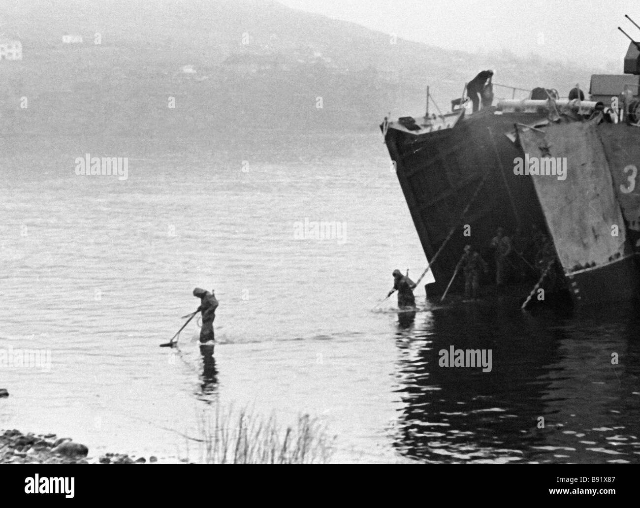 An obstacle demolition squad of the Pacific Fleet disarms the enemy s ...