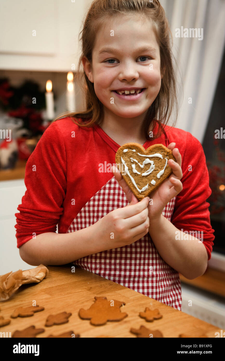 Ginger bread heart hi-res stock photography and images - Alamy