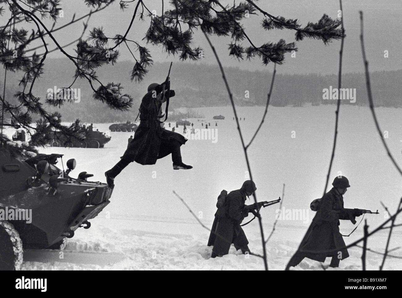 Infantry goes into the assault during military exercise Stock Photo - Alamy