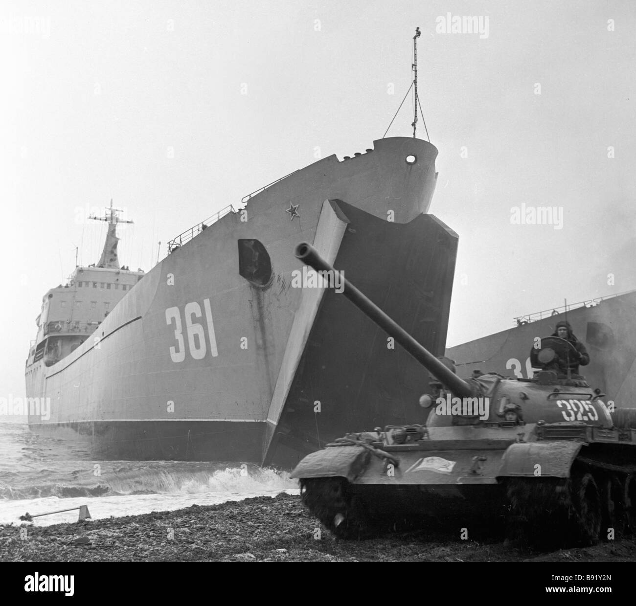 Warships of the Pacific Fleet deliver tanks to exercise area Stock ...