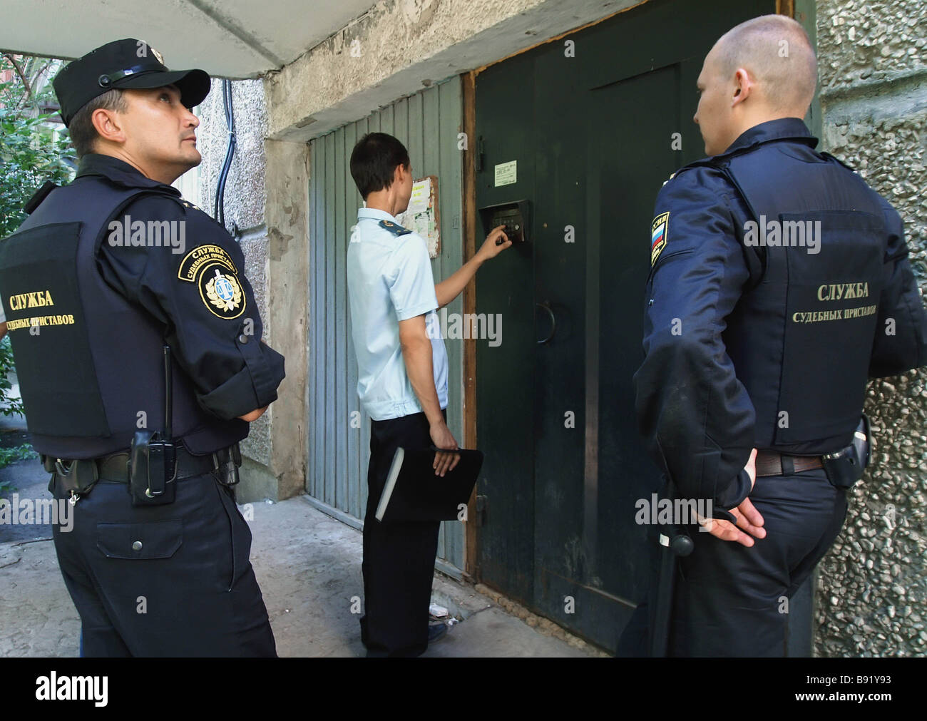 Bailiffs visiting rental debtors Stock Photo - Alamy