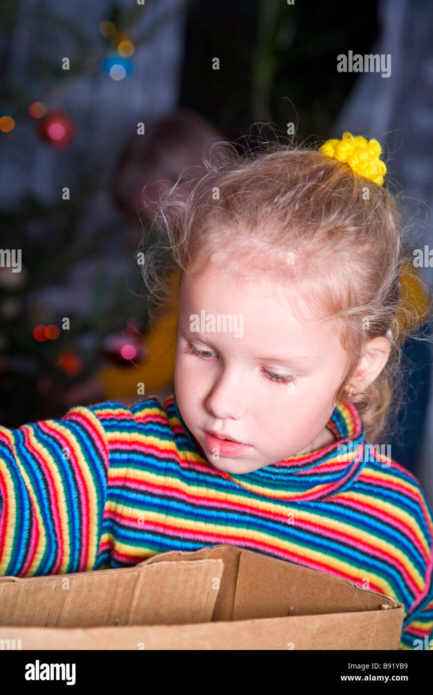 Small girl look in paper box Stock Photo - Alamy