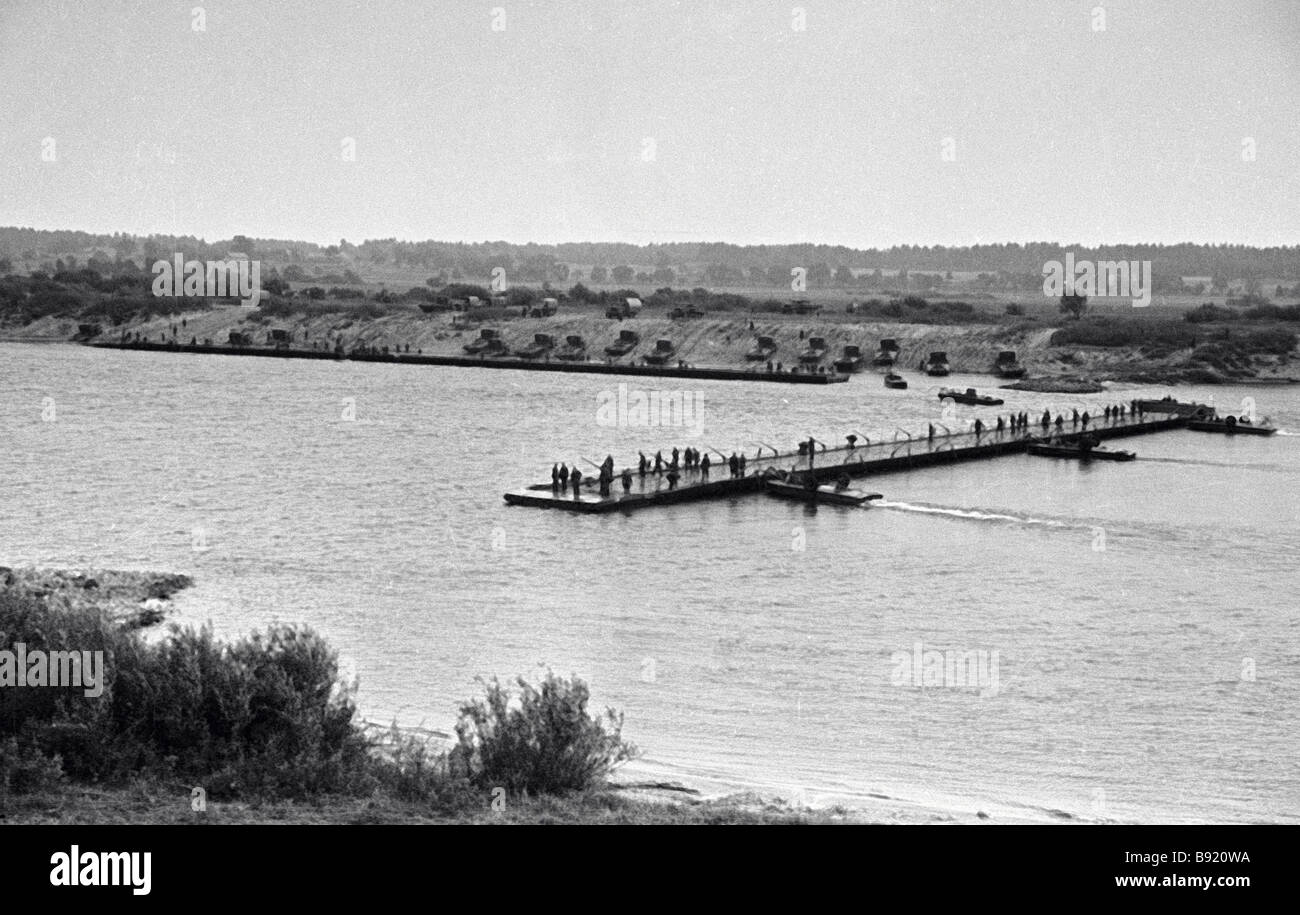 Mine pickers launch a pontoon ferry during military exercise Stock ...