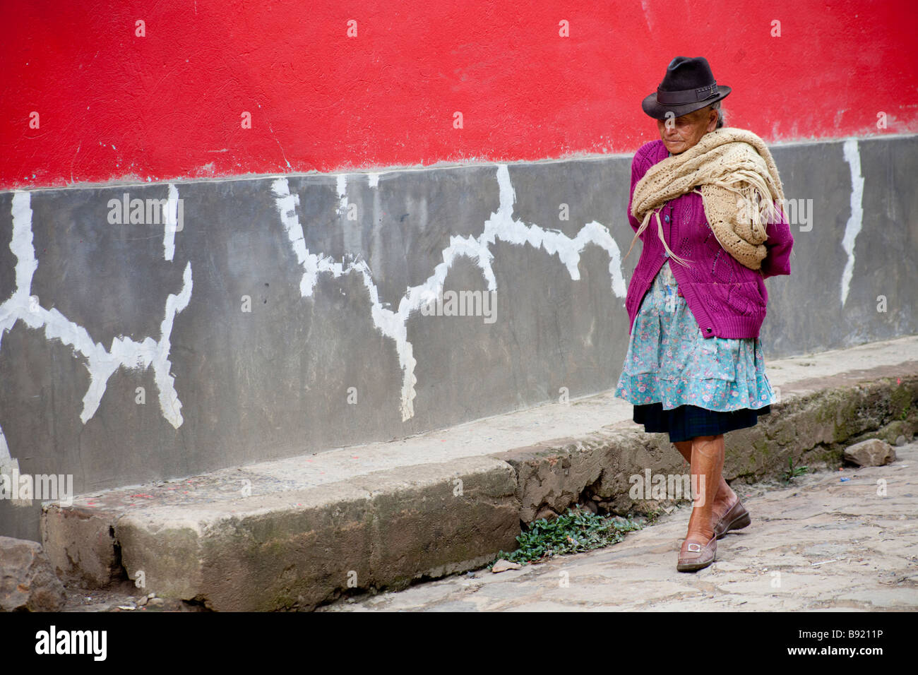 Old lady shawl hi-res stock photography and images - Alamy
