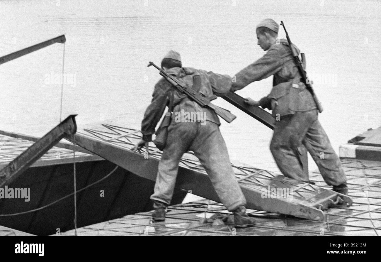 Sappers make a pontoon bridge Stock Photo - Alamy