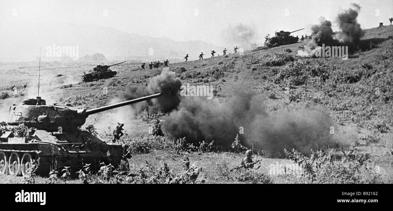 Soldiers of Vietnamese Army attack during mock battle Stock Photo - Alamy
