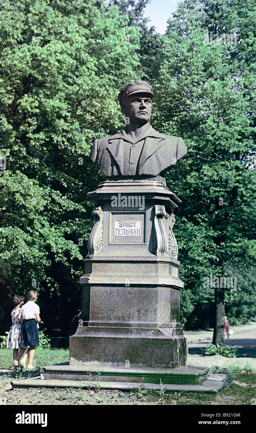 A monument to Ernst Telman in Kaliningrad Stock Photo - Alamy