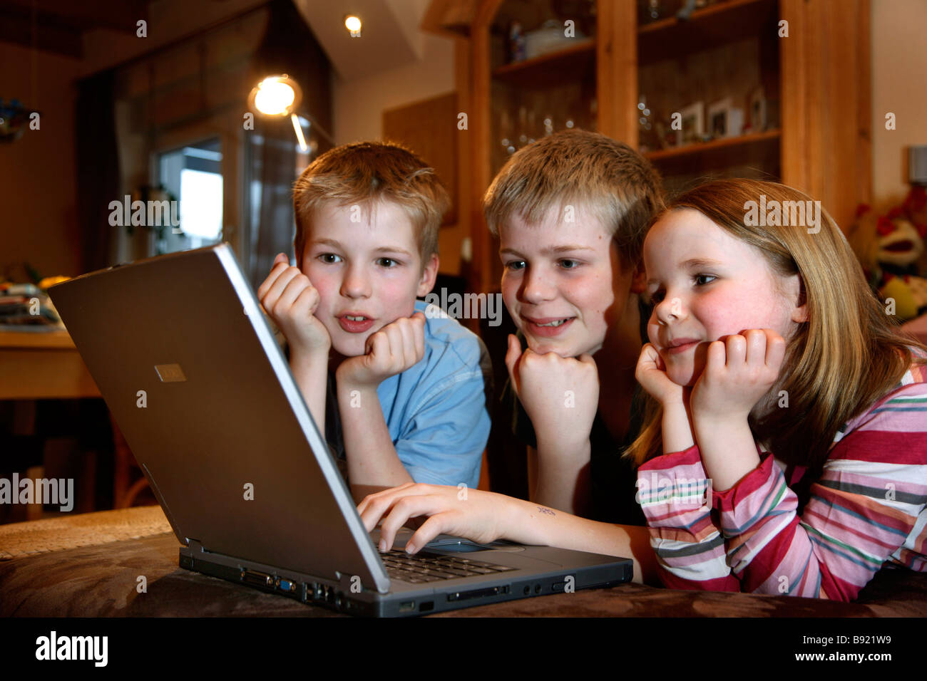 Children playing quiz hi-res stock photography and images - Alamy