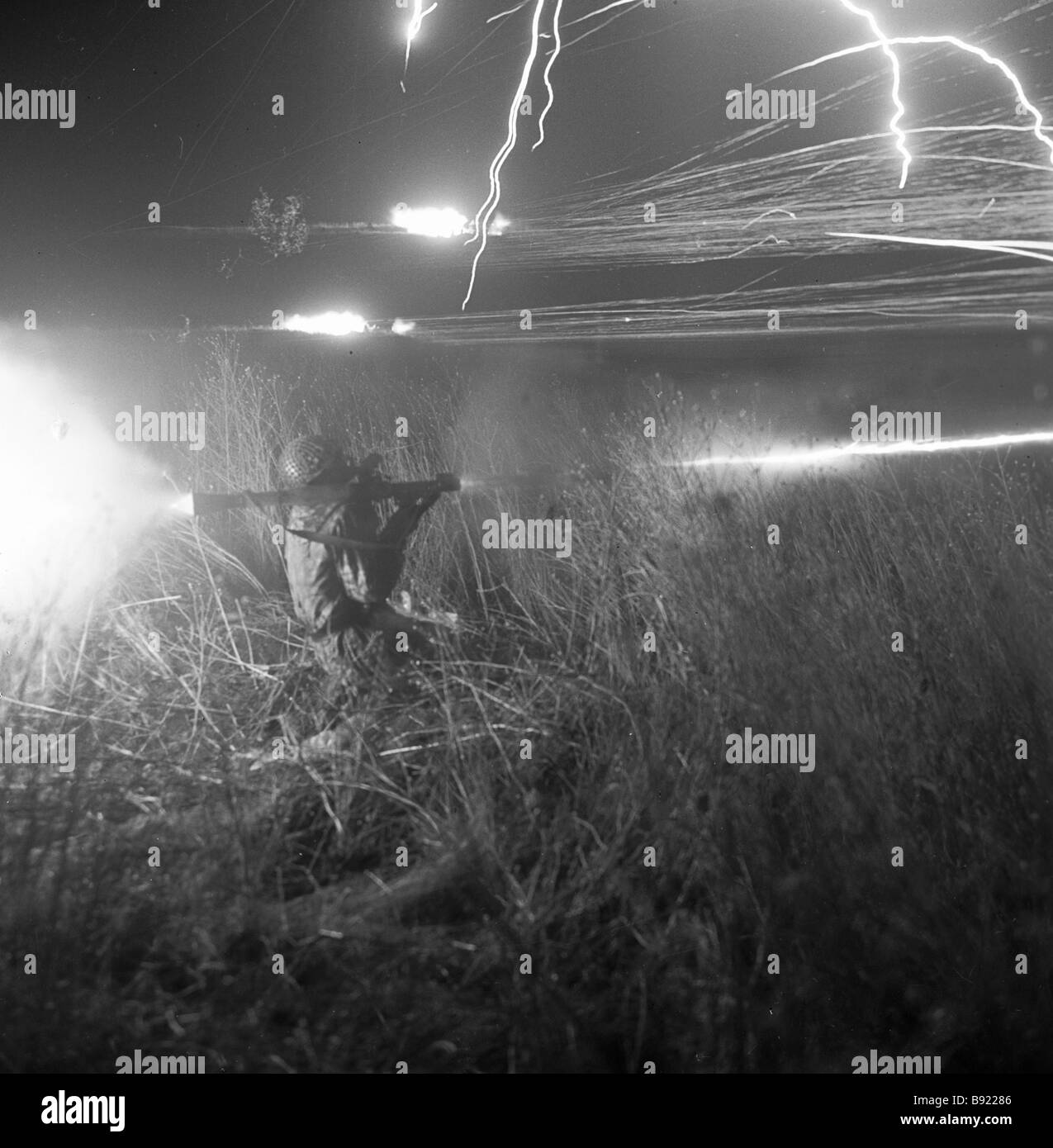 A marine using a handheld grenade launcher in training Stock Photo - Alamy