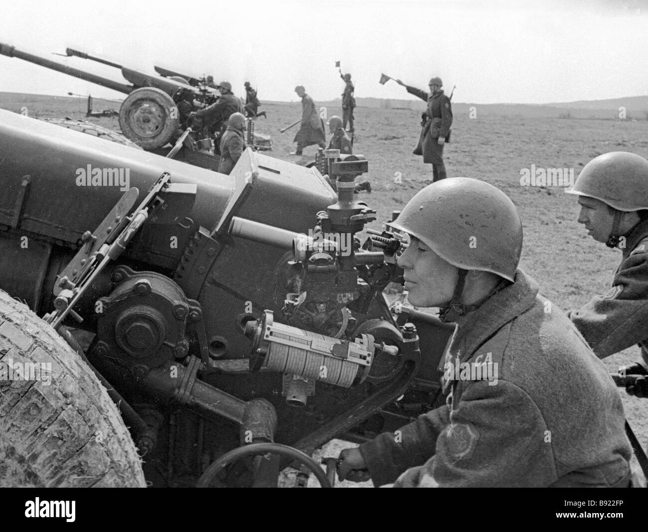 The artillerymen are firing guns at the manoeuvres Stock Photo - Alamy
