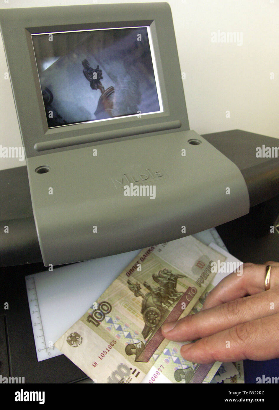 Bank note testing equipment at Russia s Combating Counterfeit 2004 ...