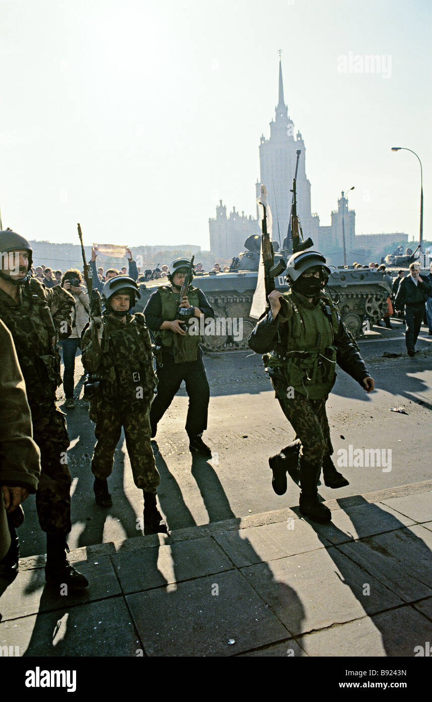 Servicemen of the Alfa anti terrorist unit heading for negotiations ...