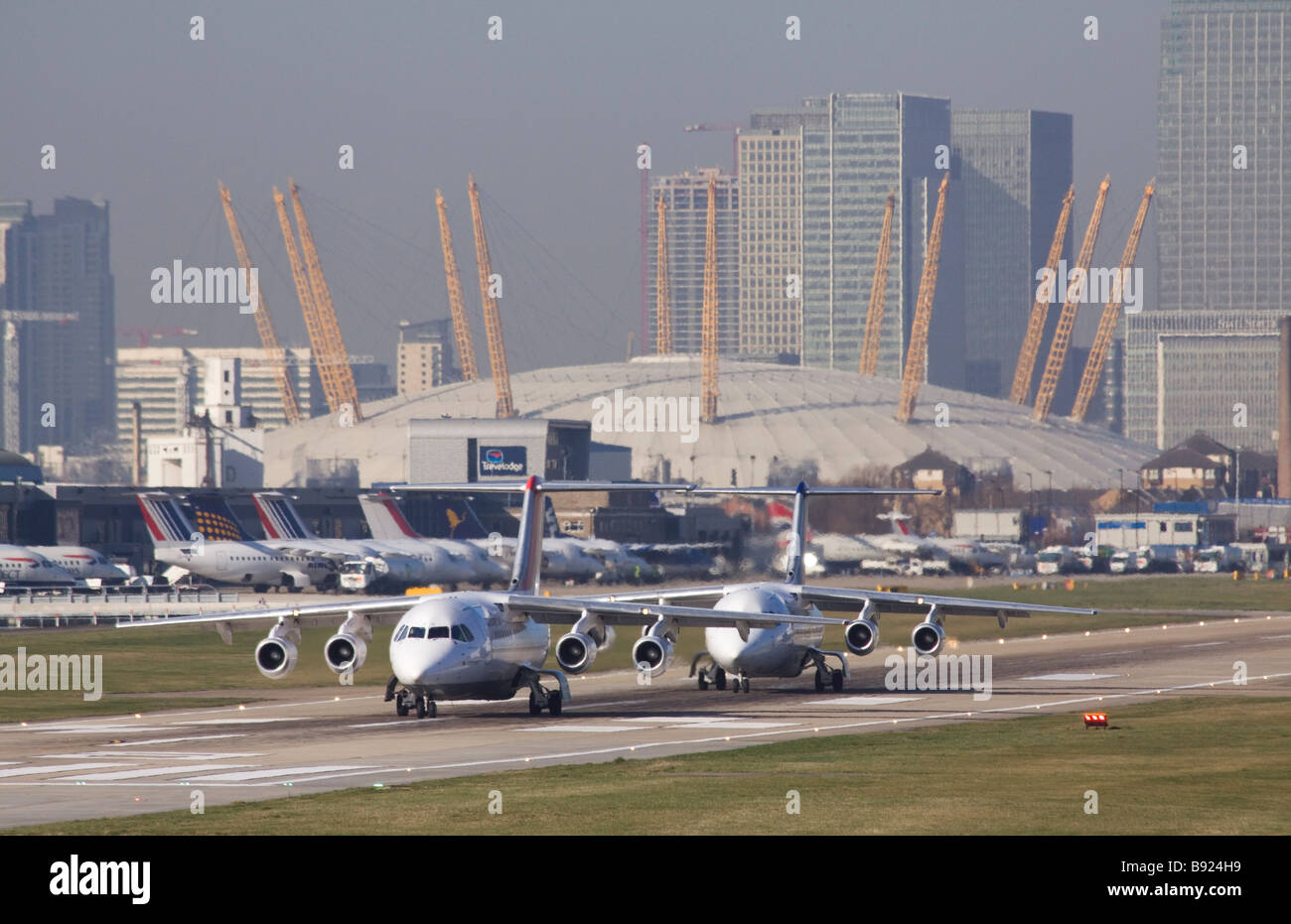 Aircraft at London City Airport (LCY Stock Photo - Alamy
