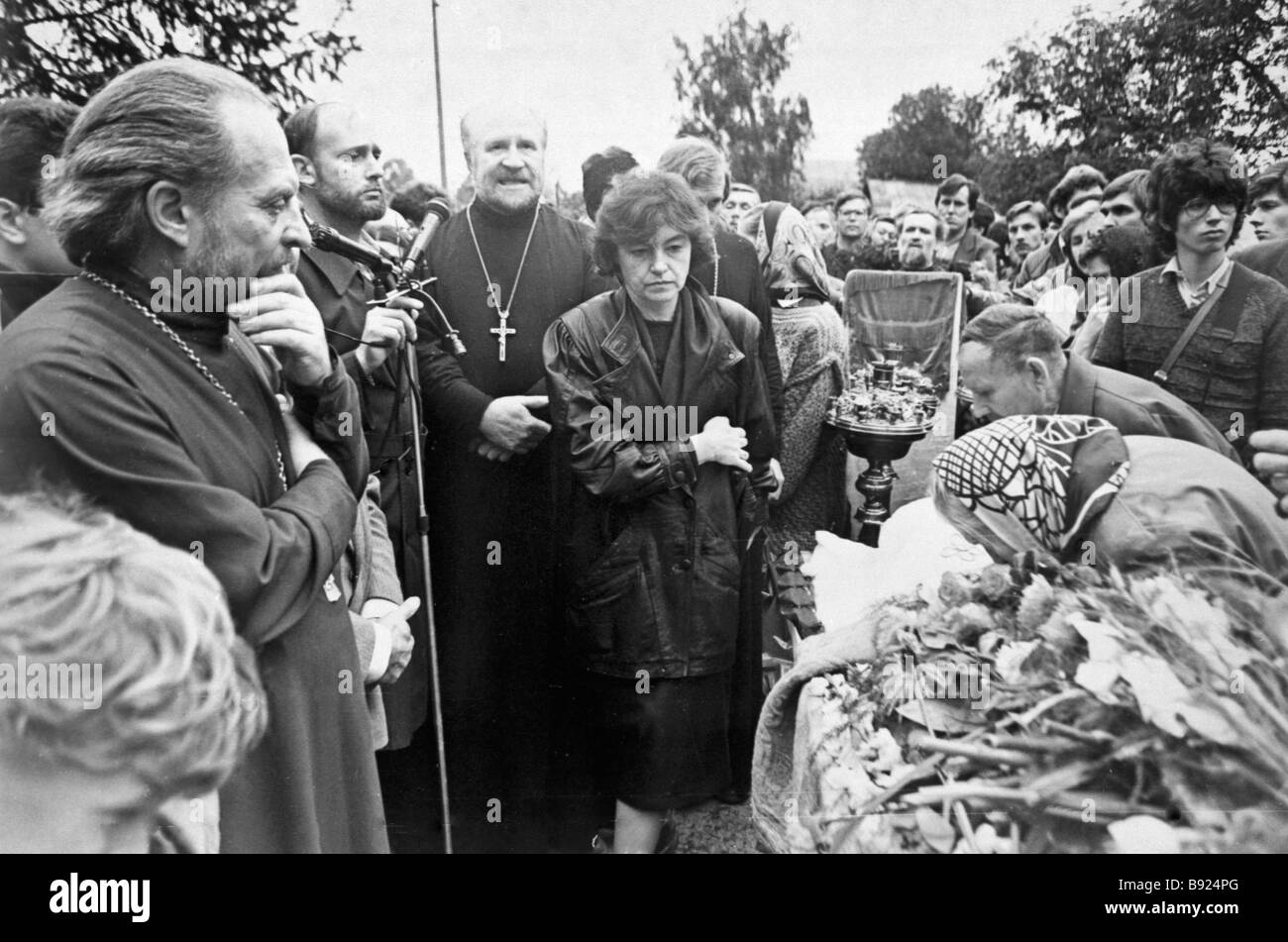 Father Alexander Men s funeral Stock Photo - Alamy