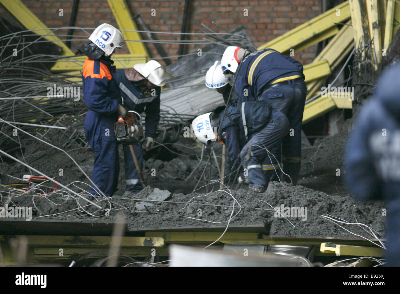 Rescue workers from the Russian Emergency Situations Ministry and the ...