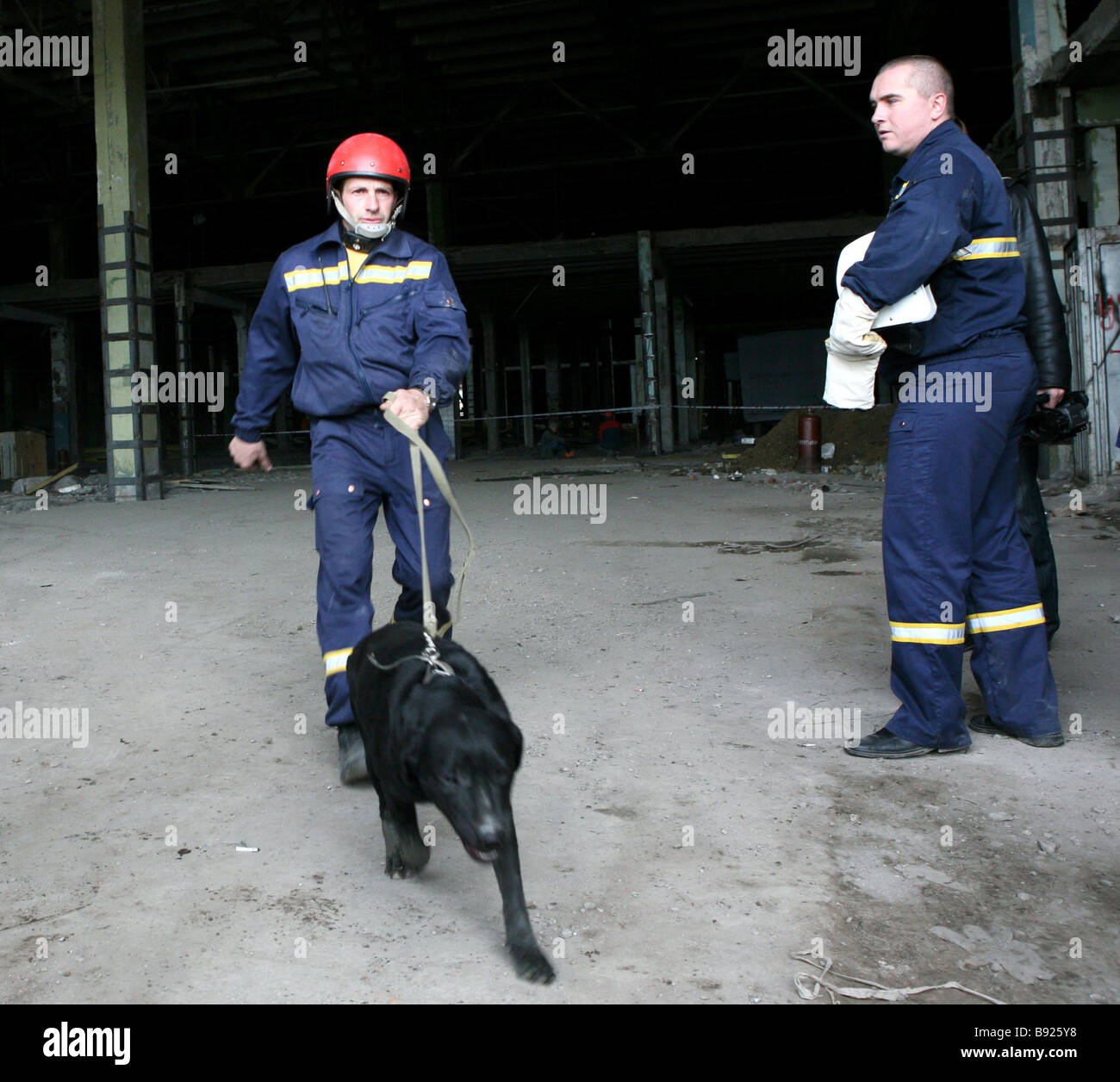 Rescue workers from the Russian Emergency Situations Ministry and the ...