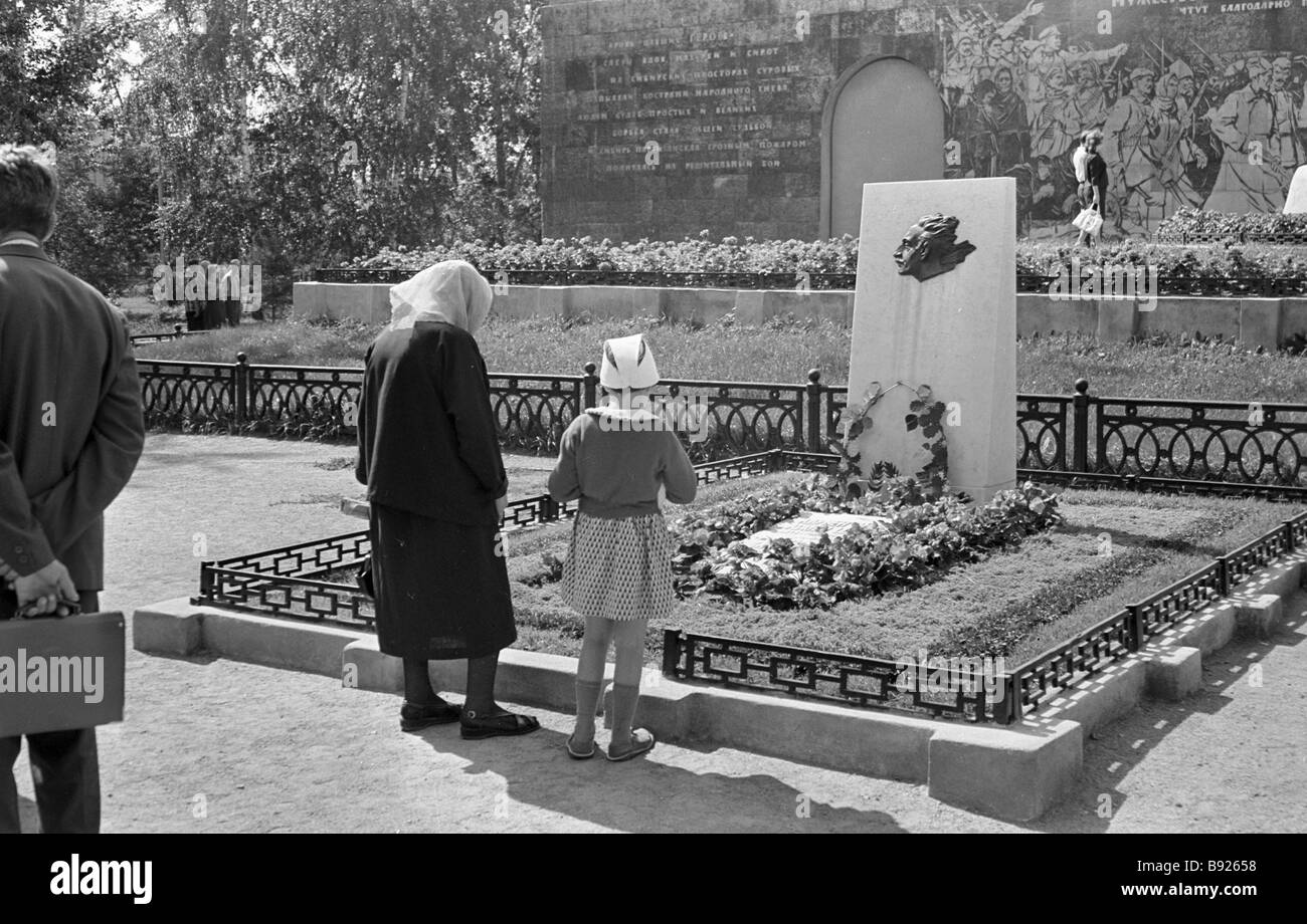 Grandmother and granddaughter at the grave of French Communard Adrien ...