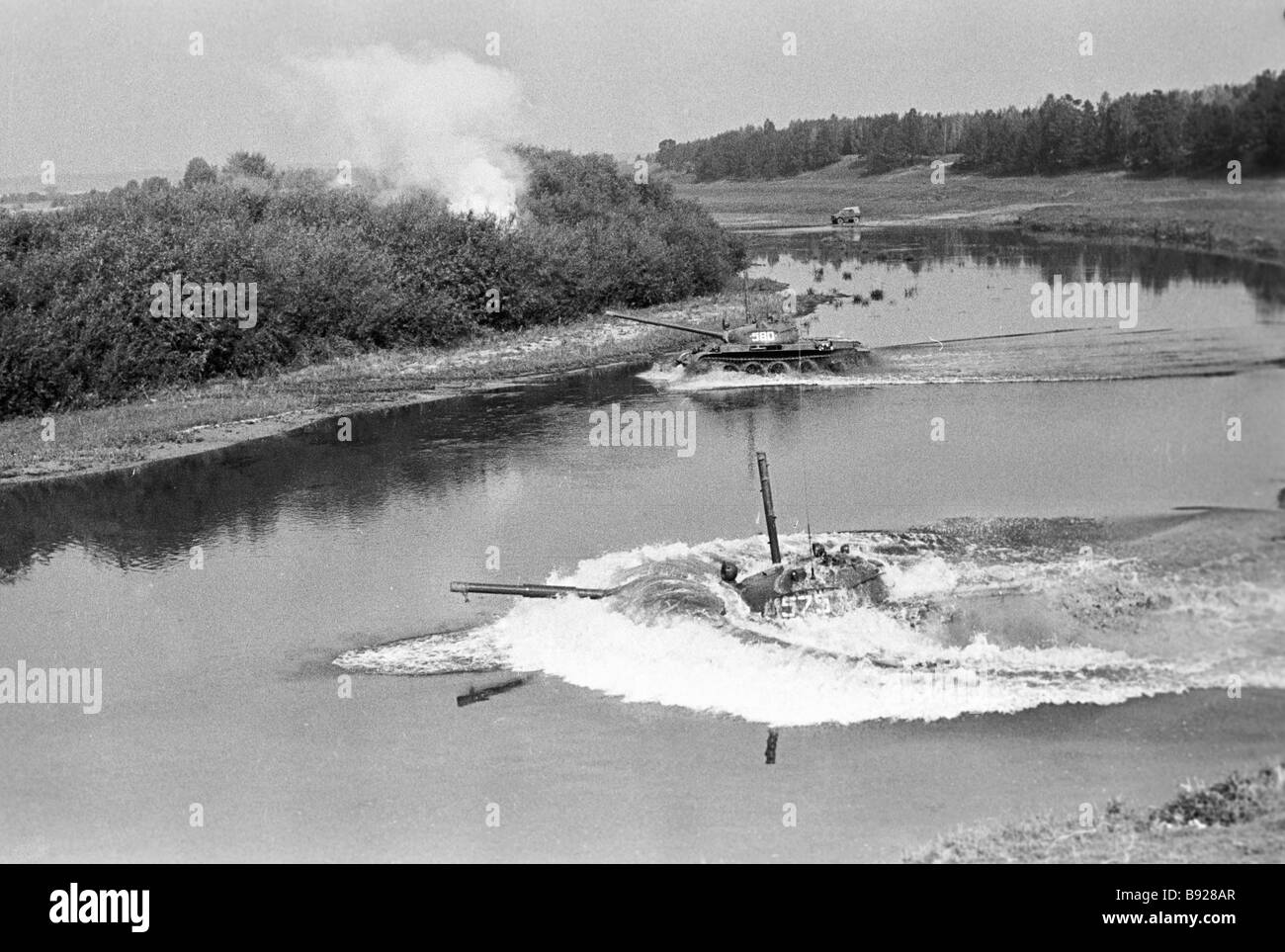 Tanks over the water obstacle Stock Photo - Alamy