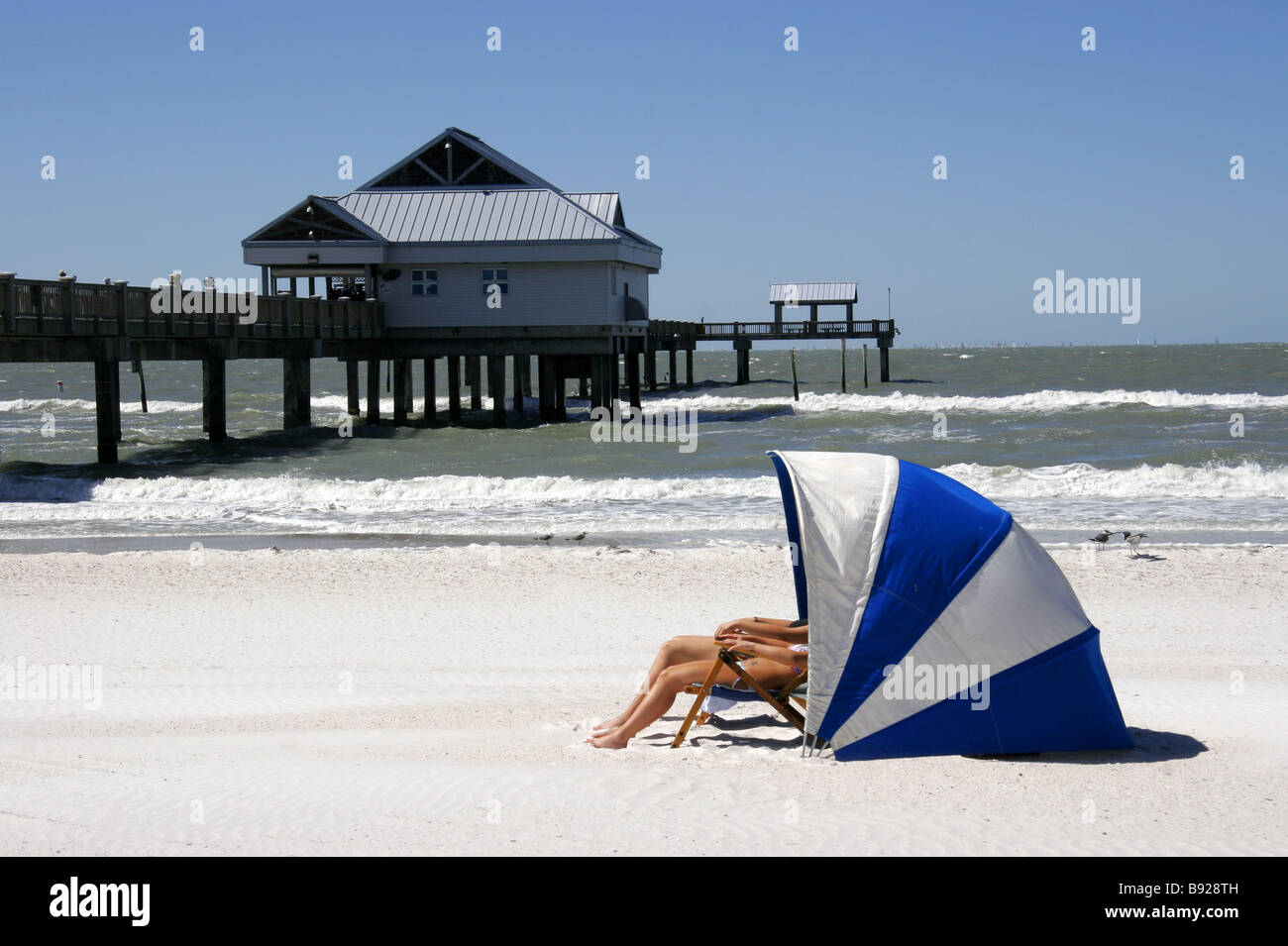 Women sunbathers hi-res stock photography and images - Alamy