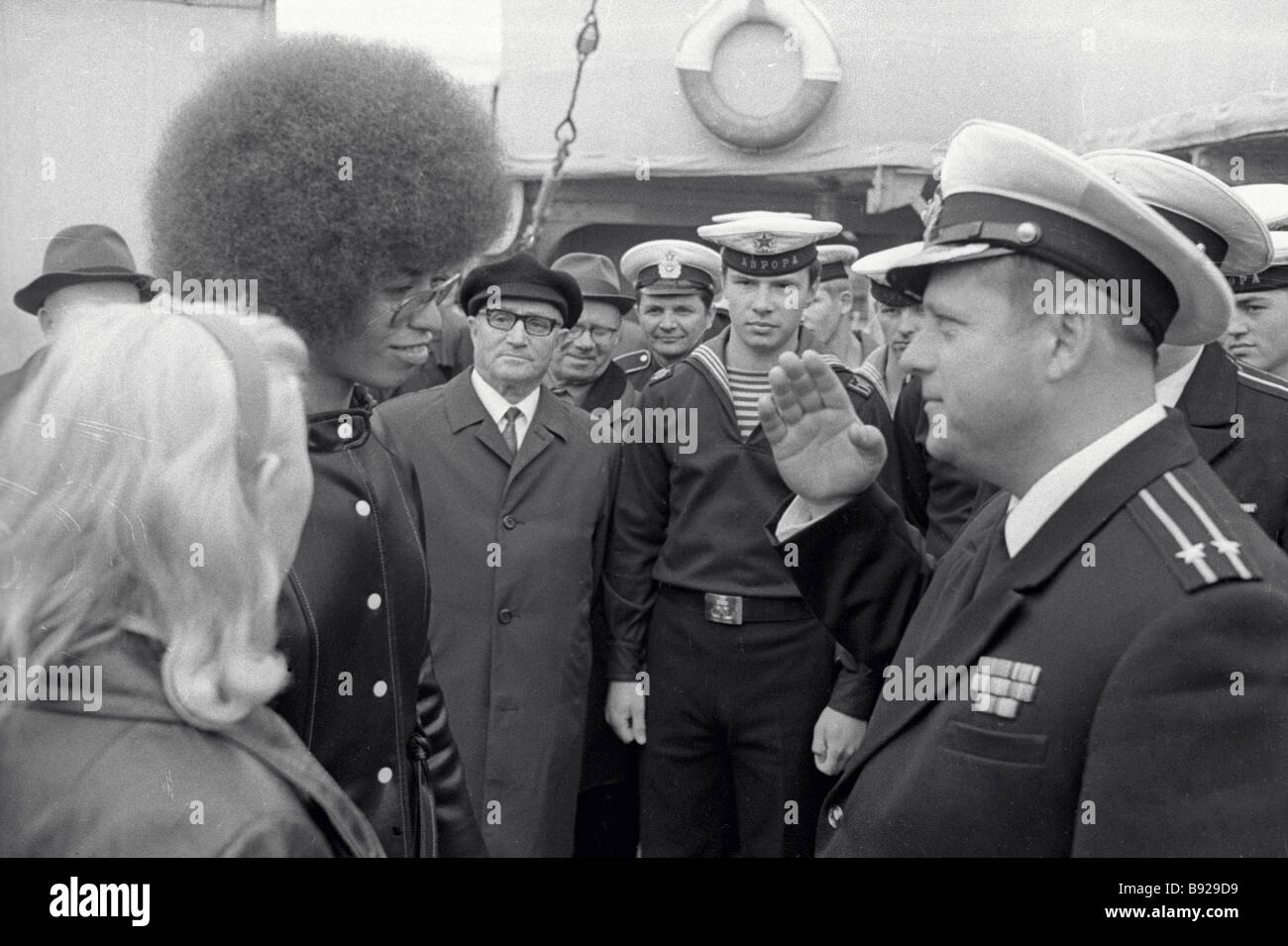 Member of the U S communist party central committee Angela Davis left ...