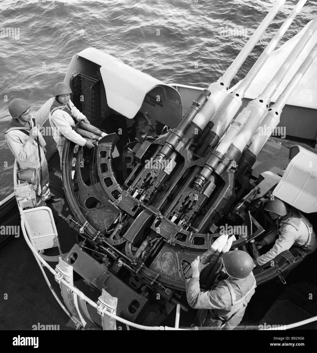 Sailors preparing an anti aircraft gun for combat Stock Photo - Alamy