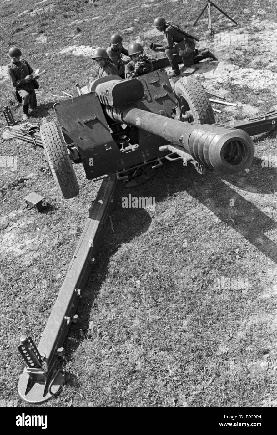 Soldiers preparing a D 30 howitzer for battle during tactical exercises ...