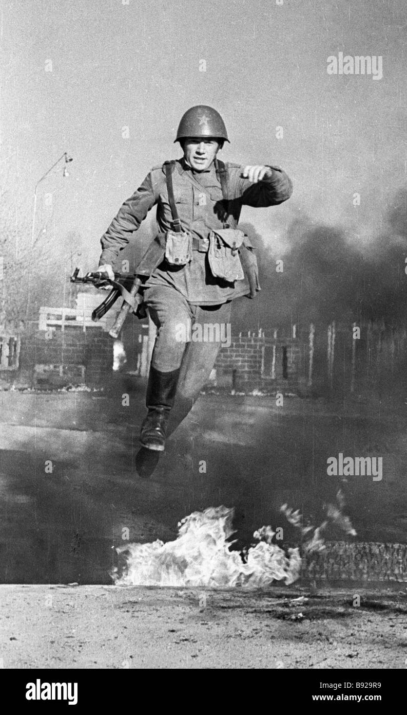 A soldier in the obstacle course during military exercises Stock Photo ...