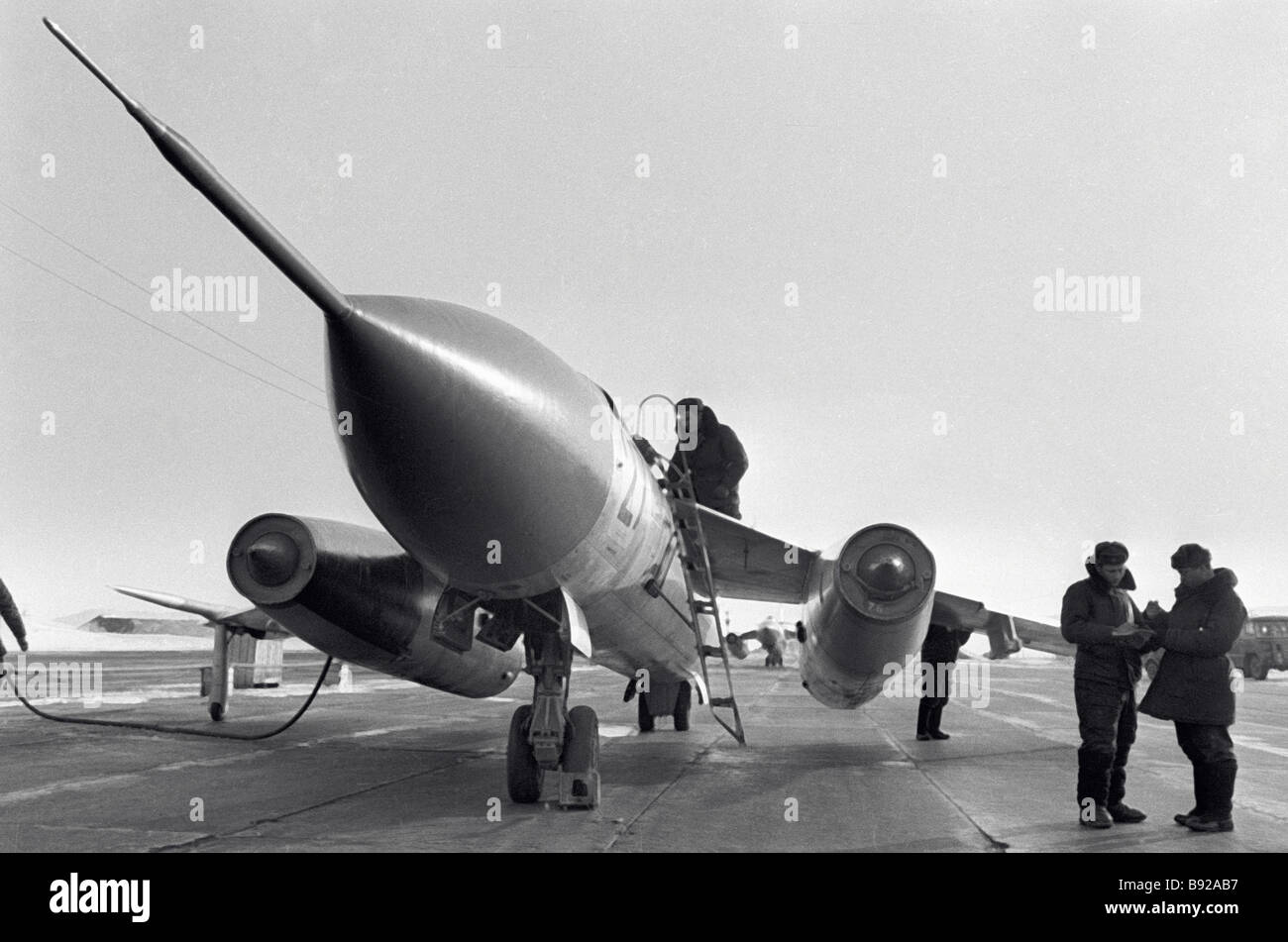 A bomber is being prepared for a training flight Stock Photo - Alamy