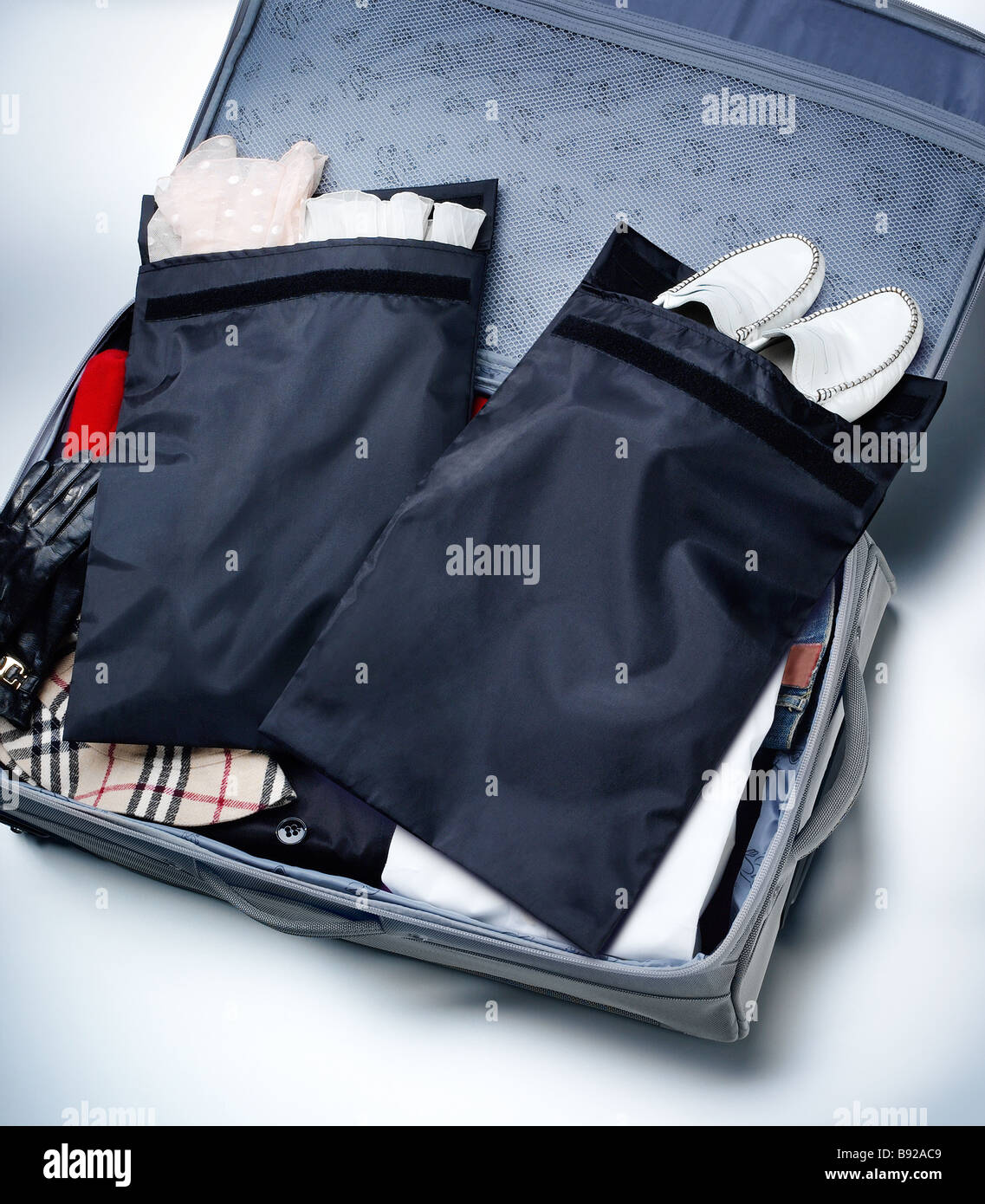 Open suit case hi-res stock photography and images - Alamy