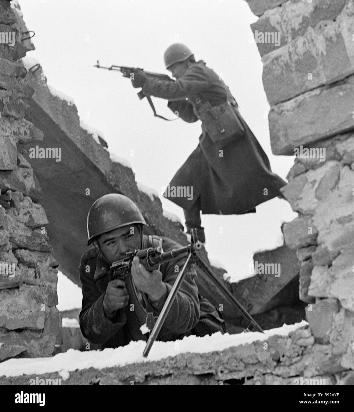 Soviet Army troops take a house by storm in an exercise Stock Photo - Alamy