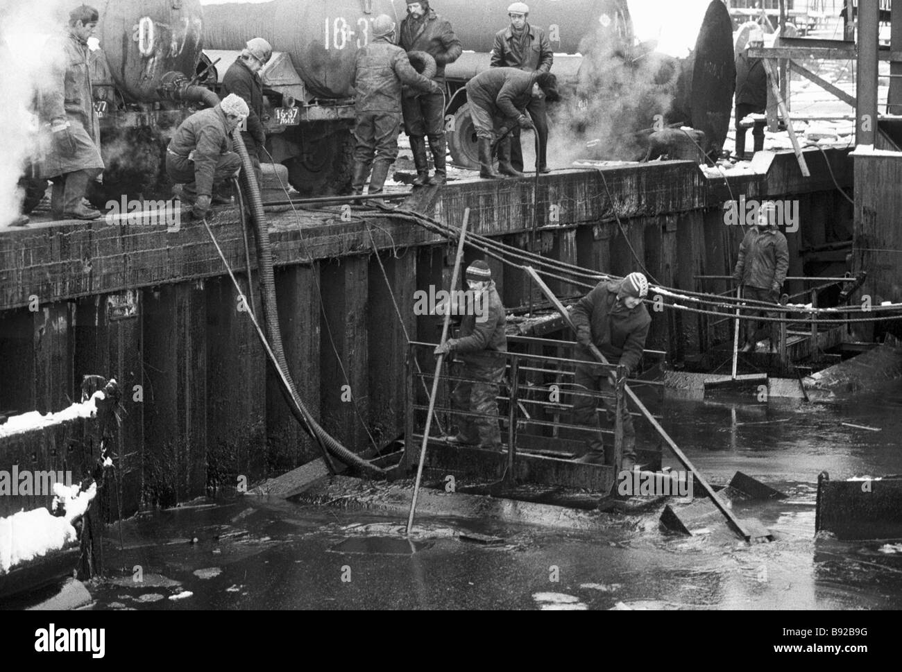 Workers clean up oil spill In November 1981 the British tanker Globe ...