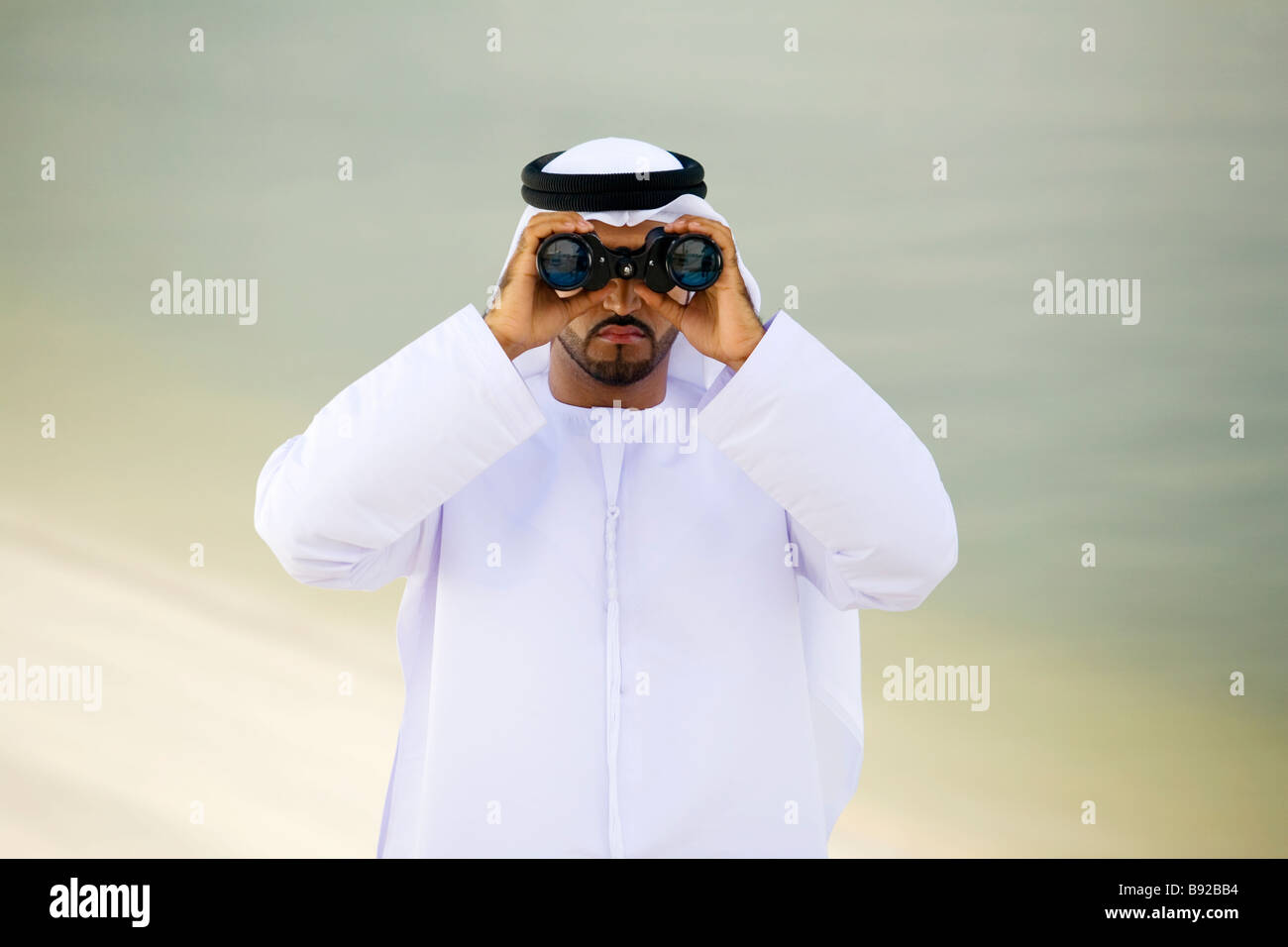 Arab man looking into the distance with binoculars Stock Photo - Alamy