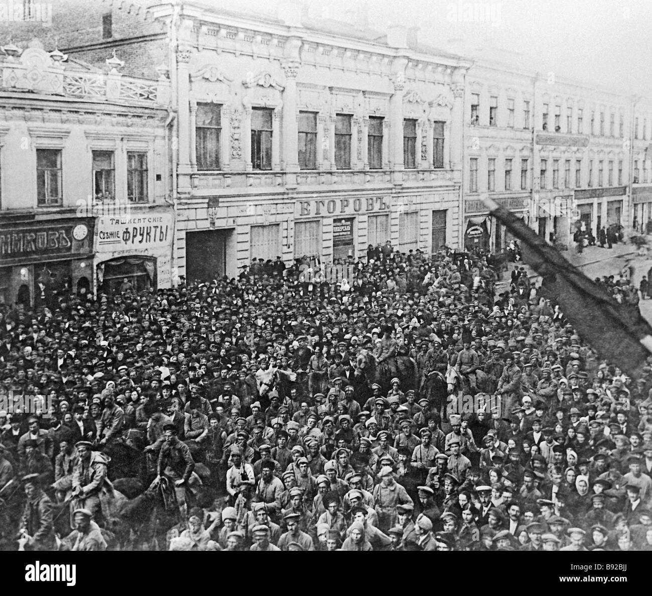 24th Red Army division entering Samara liberated from White Guards and ...
