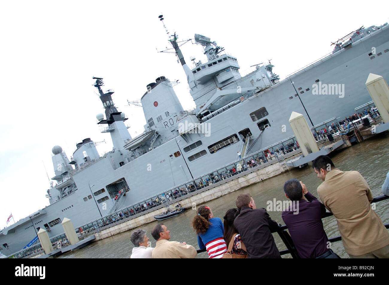 Hms ark royal r07 hi-res stock photography and images - Alamy