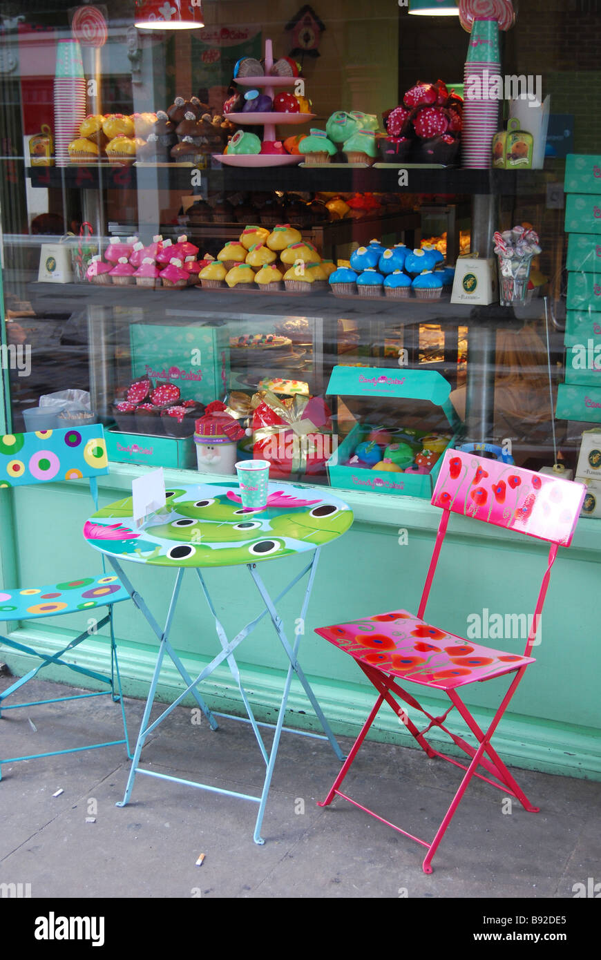 Shop muffin sweet london colours hi-res stock photography and images ...