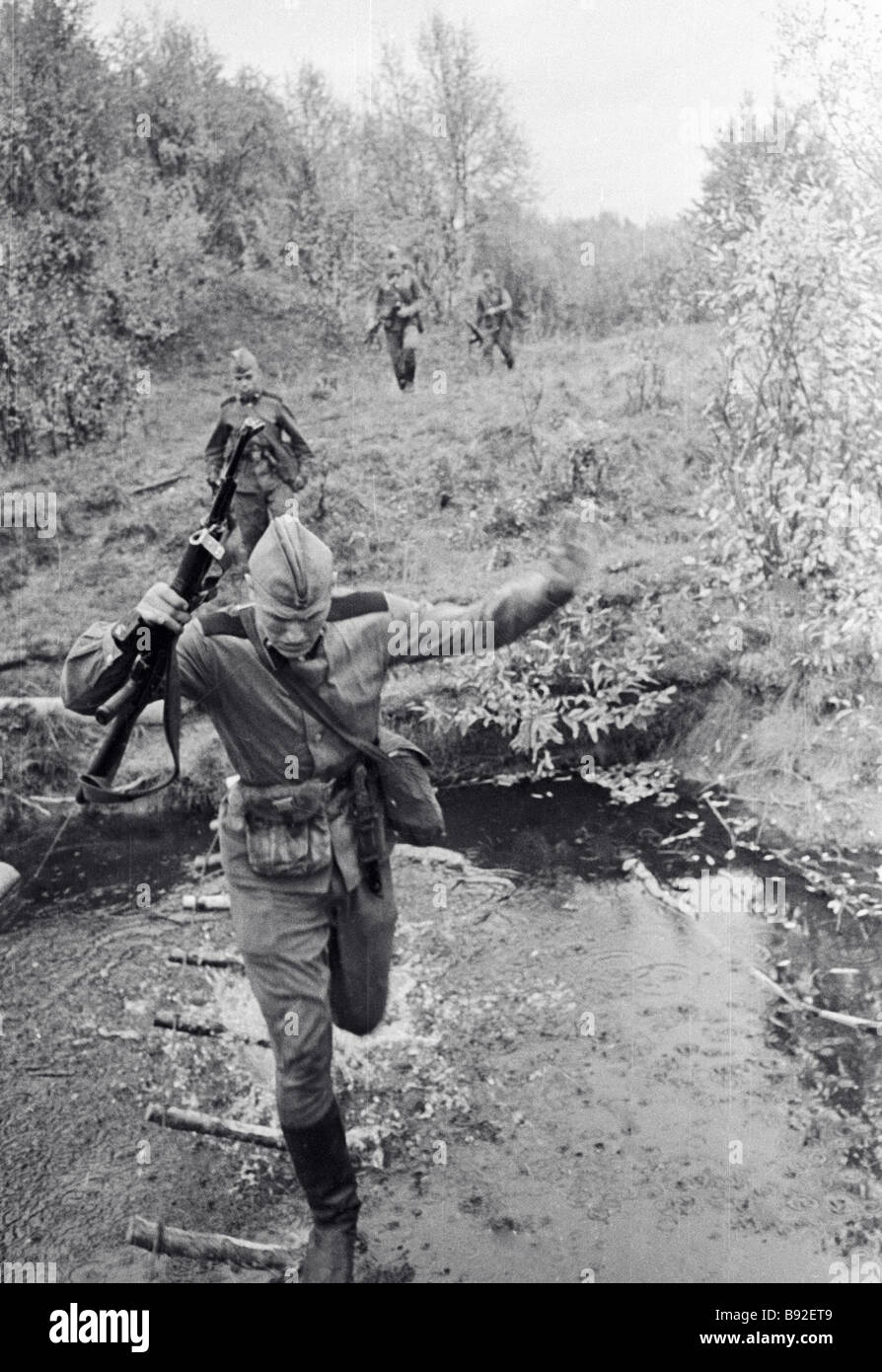 Army platoon crosses water obstacle during exercise Stock Photo - Alamy