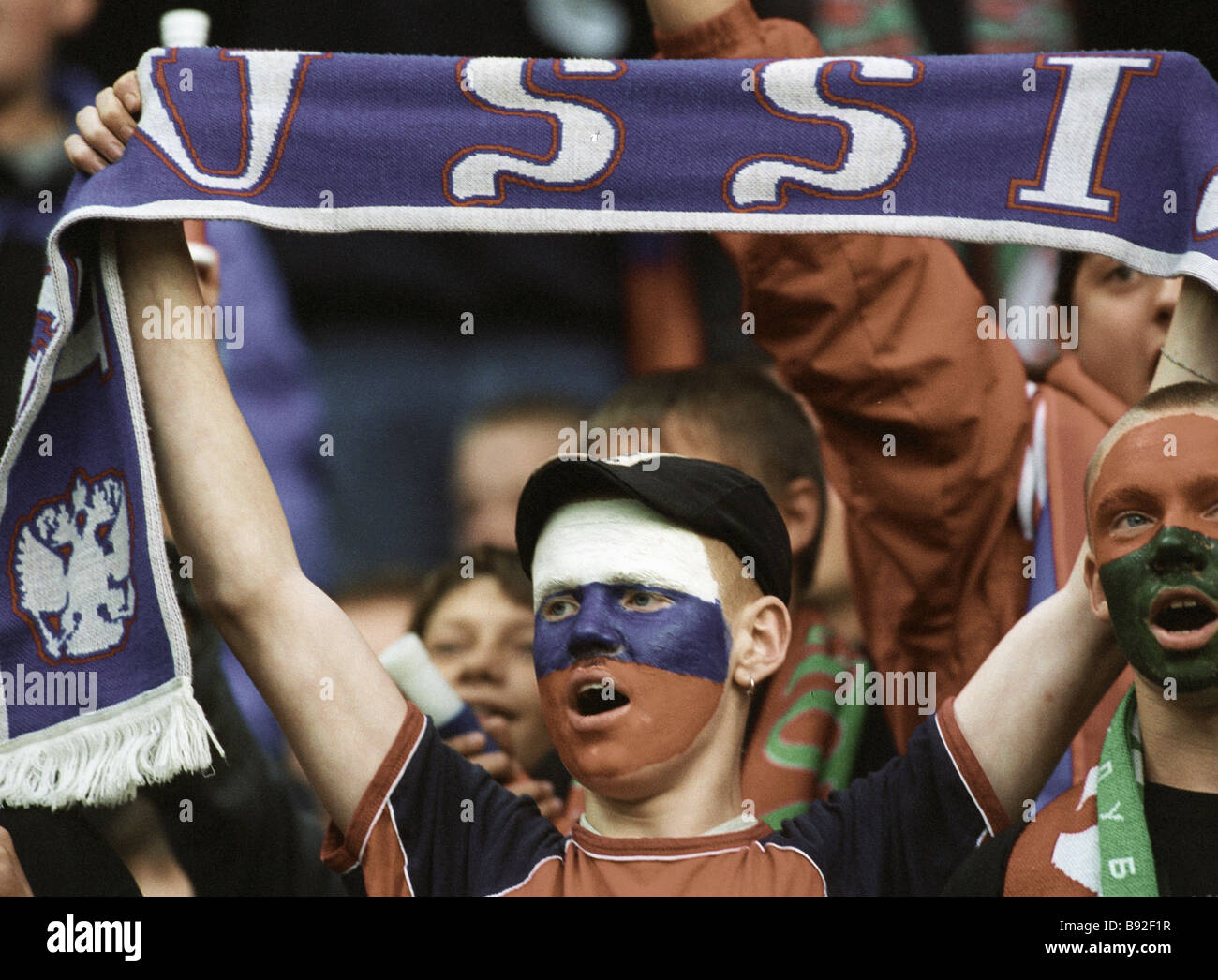 Their faces colored the fans of the Russian national team are pulling ...